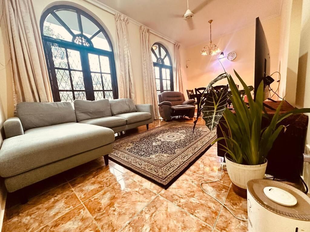 Apartamento clássico, sacada, vista para a cidade | Área de estar