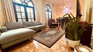 Apartamento clássico, sacada, vista para a cidade | Área de estar