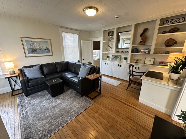 12 Goodwin Unit 1 1 Bedroom Apts - Newport, RI