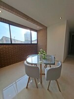 Apartamento Deluxe, varanda | Restaurantes