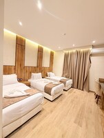 Triple Room, City View | Frigobar, escrivaninha, Wi-Fi, roupa de cama
