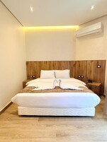 Quarto casal luxo, sacada, vista para a cidade | Frigobar, escrivaninha, Wi-Fi, roupa de cama