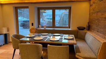 Apartamento luxo, vista para a montanha | Opções para refeição