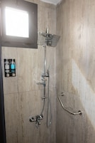 Quarto Duplo de Luxo, 1 quarto, Vista para a cidade | Casa de banho | Um secador de cabelo, toalhas fornecidas, sabão, champô