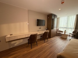 Quarto Duplo de Luxo, 1 quarto, Vista para a cidade | Secretária, secretária adequada para computadores portáteis