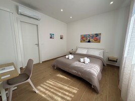 Quarto Duplo Comfort, casa de banho privativa | Secretária, secretária adequada para computadores portáteis 