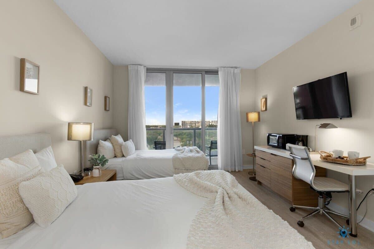 Relax Above It All | Hallandale Condo W/ Balcony - Hallandale, FL
