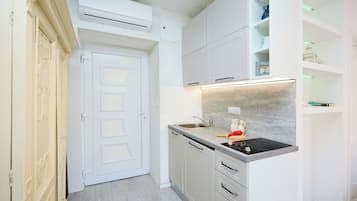Estúdio (1 Bedroom) | Cozinha privada | Cooktop, talheres/pratos/utensílios de cozinha