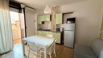 Apartamento, 1 quarto | Sala de jantar