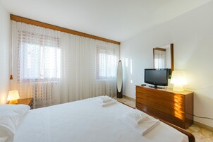 Apartamento Superior, Vista para a cidade | Edredões de penas, secretária, roupa de cama fornecida