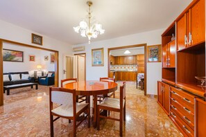 Apartamento superior, vista para a cidade | Área de estar