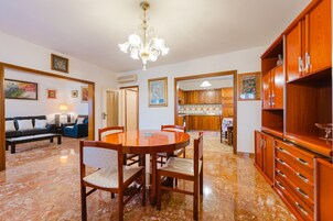 Apartamento superior, vista para a cidade | Área de estar