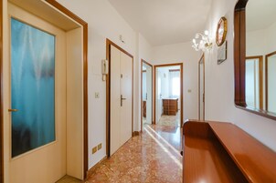 Apartamento Superior, Vista para a cidade | Edredões de penas, secretária, roupa de cama fornecida