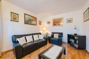 Apartamento superior, vista para a cidade | Área de estar