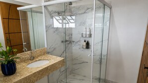 Quarto casal, vista para o mar | Banheiro