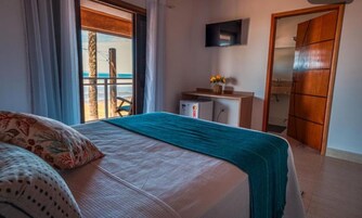 Quarto casal, varanda coberta, vista para a praia