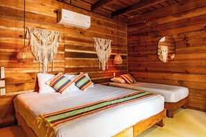 Quarto Triplo Comfort, junto ao pátio | Secretária, secretária adequada para computadores portáteis 