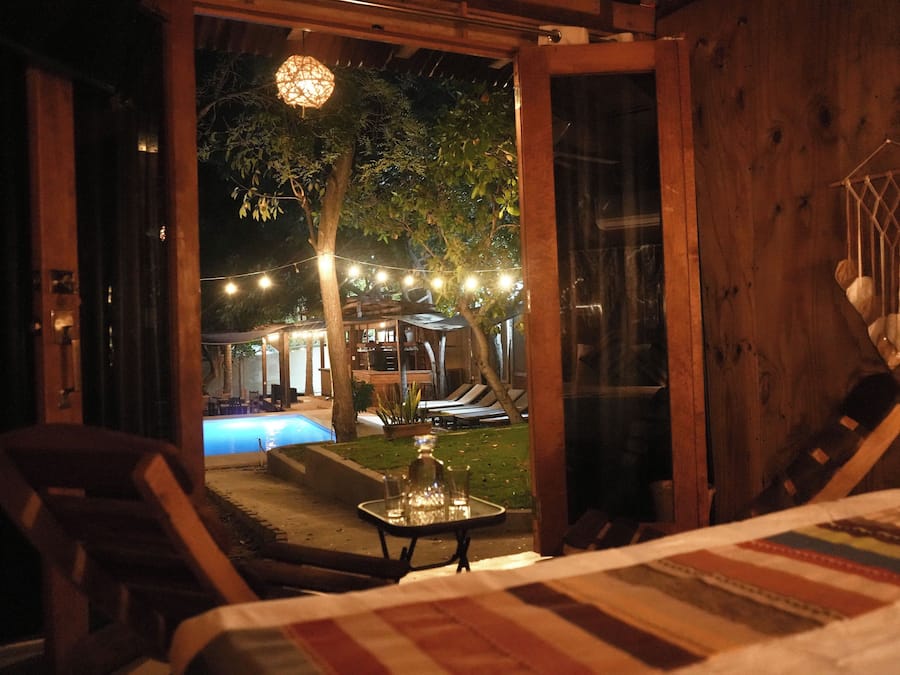 Quarto casal conforto, vista para a piscina | Escrivaninha, espaço de trabalho para notebook, Wi-Fi de cortesia
