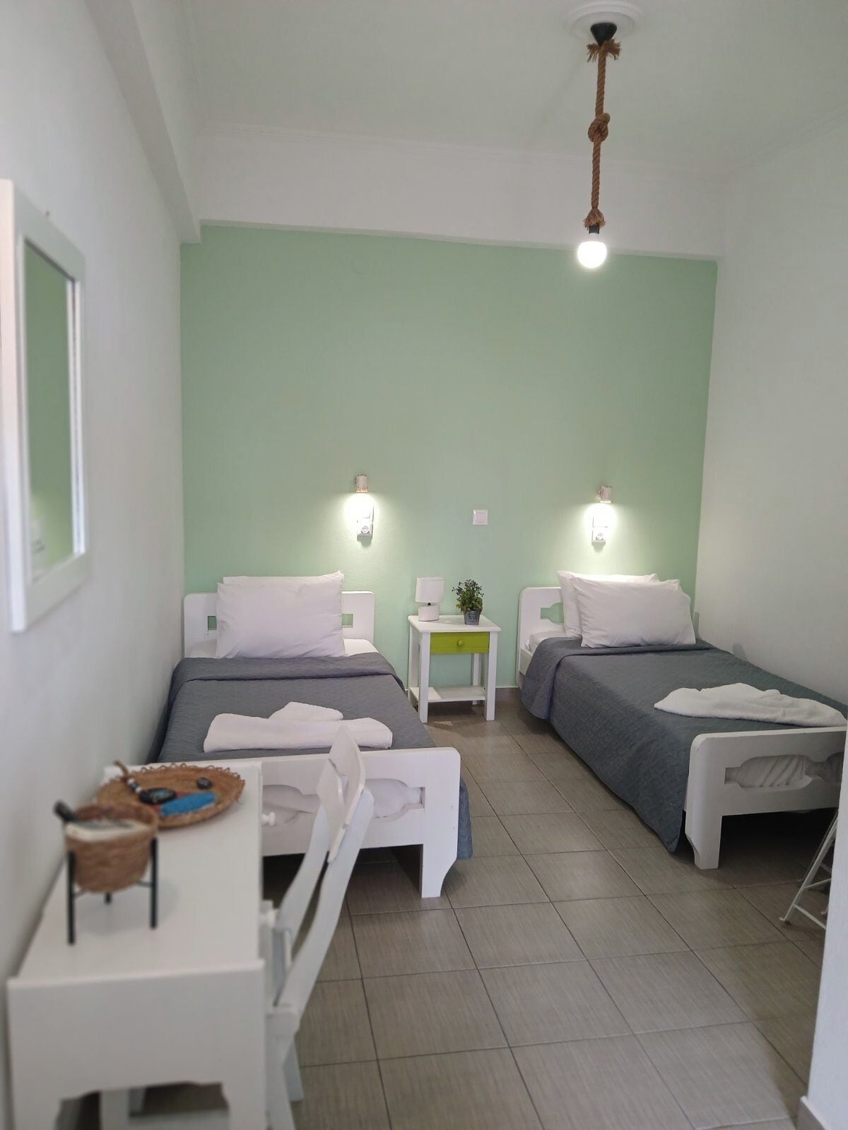 Quarto duplo básico | Ferros/tábuas de passar roupa, Wi-Fi de cortesia, roupa de cama