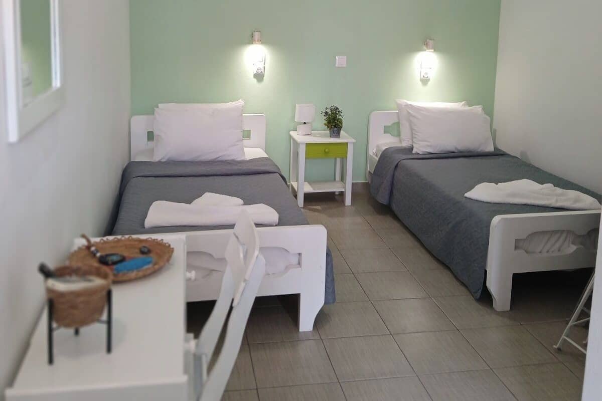 Quarto duplo básico | Ferros/tábuas de passar roupa, Wi-Fi de cortesia, roupa de cama