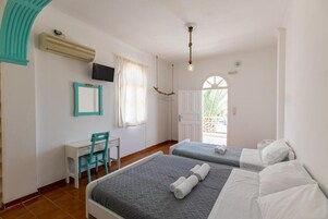 Quarto Triplo Comfort | Ferro/tábua de engomar, Wi-fi grátis
