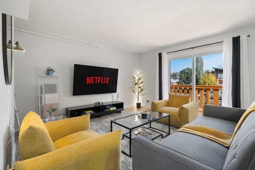 Charming 4-bedroom House With Ac In Vibrant Calgary - Alberta