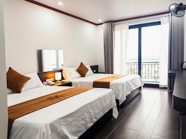 Quarto triplo, sacada | Frigobar, escrivaninha, Wi-Fi de cortesia, roupa de cama