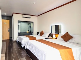 Quarto triplo, sacada | Frigobar, escrivaninha, Wi-Fi de cortesia, roupa de cama