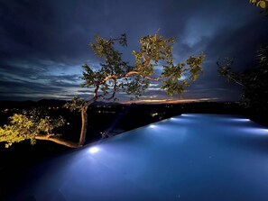 Piscina no piso superior