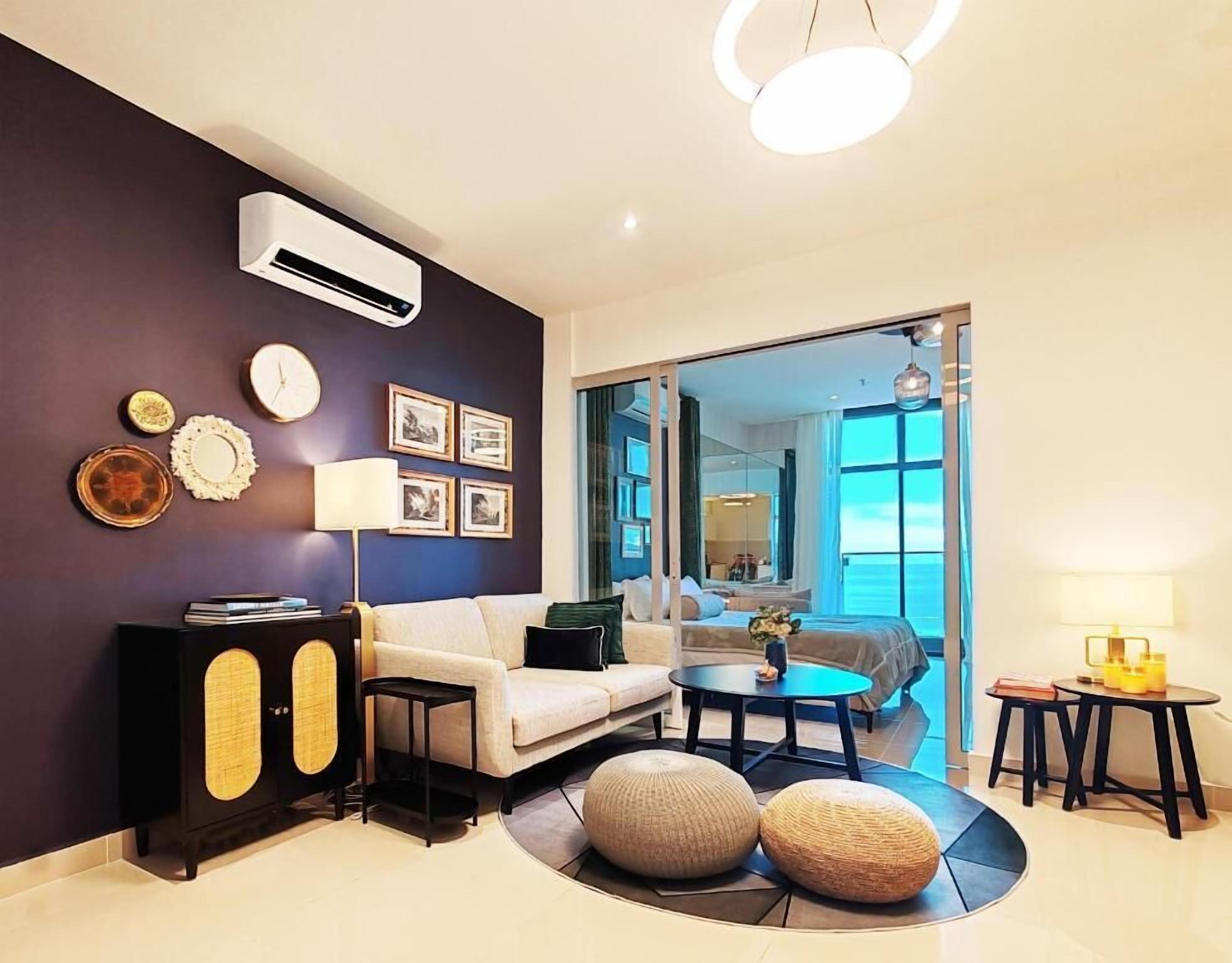 Apartamento luxo, sacada, vista para o oceano | Área de estar