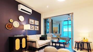 Apartamento luxo, sacada, vista para o oceano | Área de estar