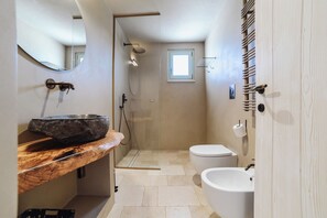 Quarto Duplo, pátio, vista para o jardim | Casa de banho | Um polibã e uma banheira separados, um secador de cabelo 