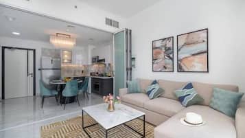 Apartamento superluxo, sacada, vista para a cidade | Área de estar | Smart TV 65 polegadas com canais a cabo, pebolim, mesa de pingue-pongue