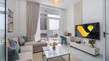 Apartamento superluxo, sacada, vista para a cidade | Área de estar | Smart TV 65 polegadas com canais a cabo, pebolim, mesa de pingue-pongue