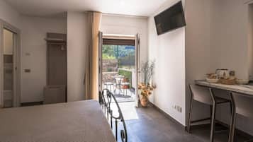 Quarto casal conforto, vista para o jardim | Frigobar, cofres nos quartos, escrivaninha