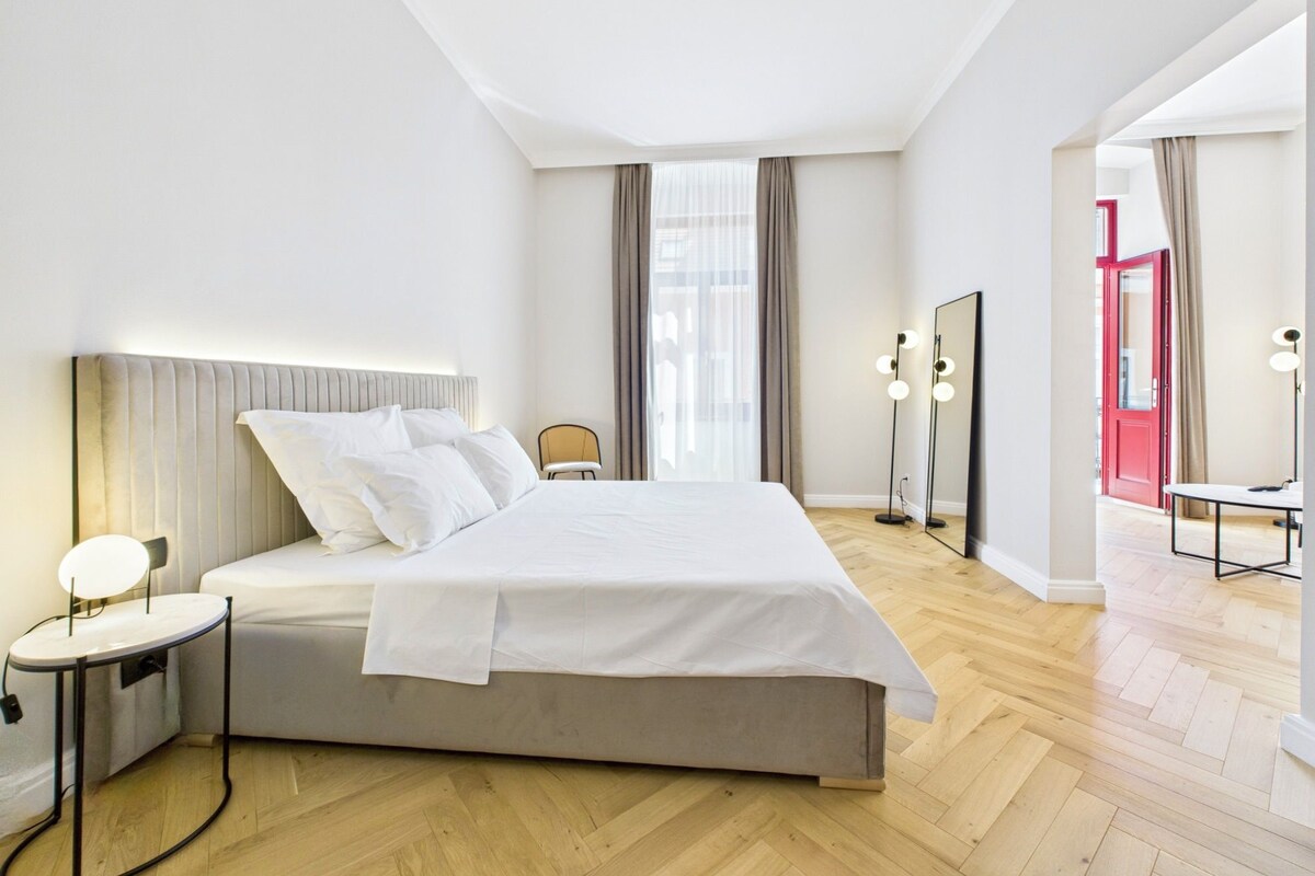 Suite Deluxe, varanda, Vista para a cidade | Roupa de alta qualidade, ferro/tábua de engomar, Wi-fi grátis 
