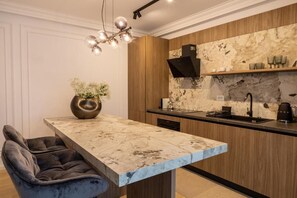 Apartamento, 1 cama king-size e sofá-cama, Vista para a cidade | Cozinha privada