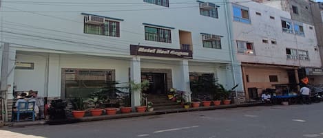 Um edifício de vários andares com uma placa indicando 'Hotel Bintang Sari'.