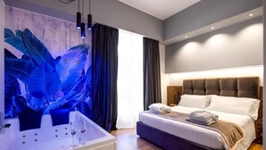 Um quarto moderno com uma cama grande, uma banheira e uma obra de arte pendurada na parede.