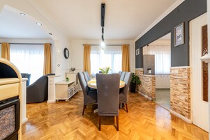 Apartamento standard, vista para o jardim | Opções para refeição no quarto