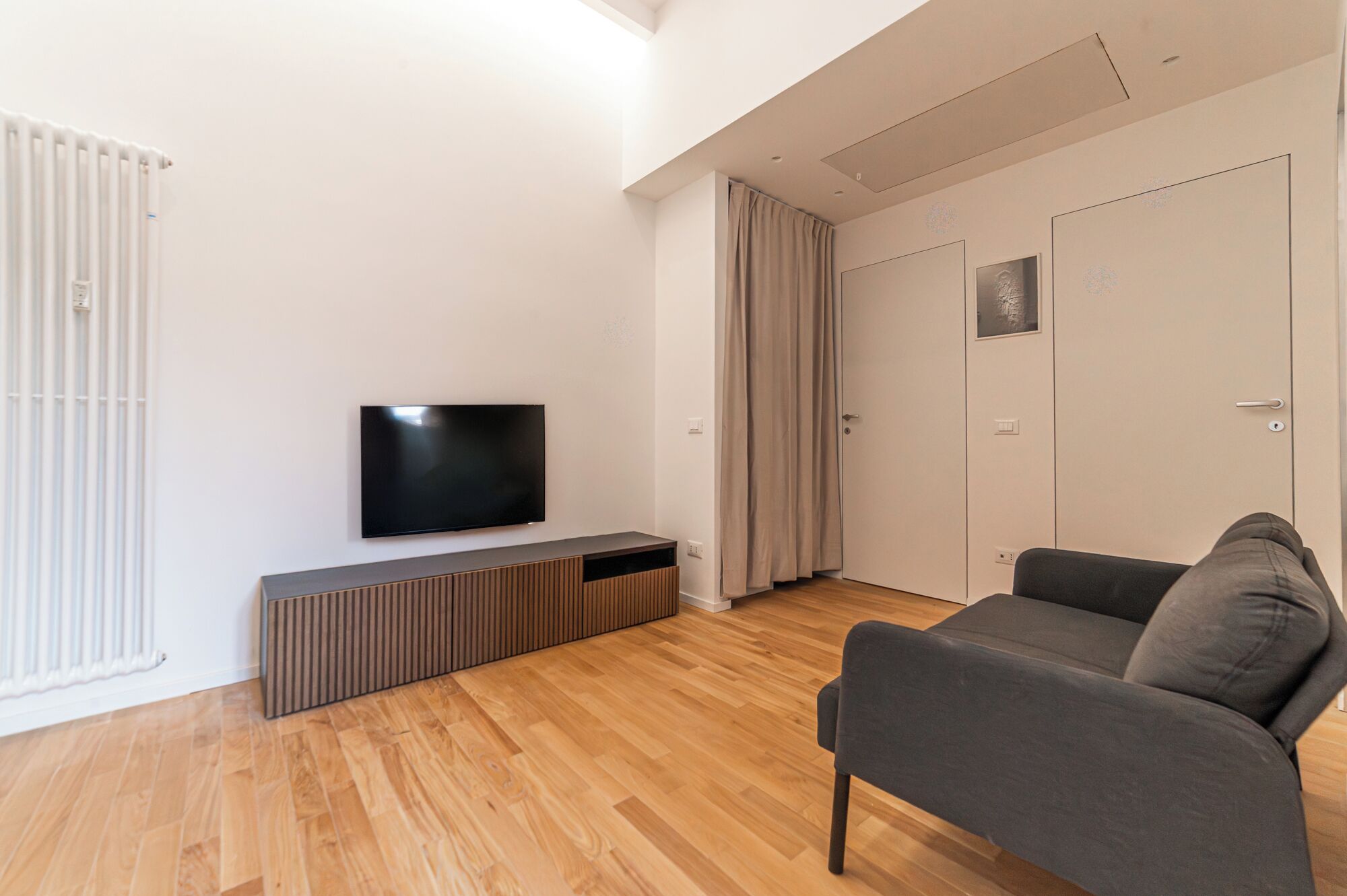 Apartamento Superior, vista para o pátio | Sala de estar | TV de ecrã plano 