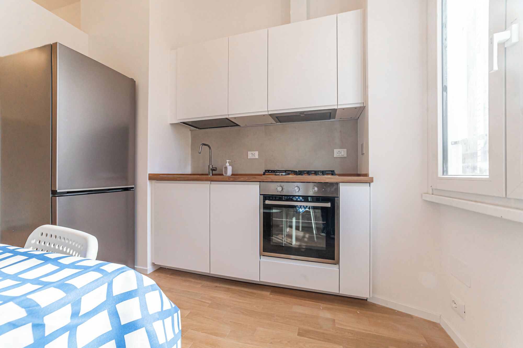 Apartamento Superior, vista para o pátio | Cozinha privada | Um frigorífico, um forno, uma placa de cozinha 