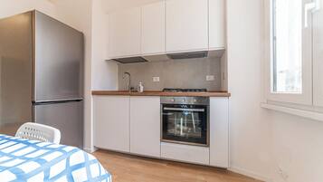Apartamento Superior, vista para o pátio | Cozinha privada | Um frigorífico, um forno, uma placa de cozinha