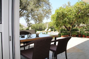 Apartamento família, varanda, vista para o pátio | Terraço/pátio