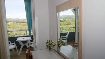 Apartamento básico, sacada, vista para a praia | Parte interna