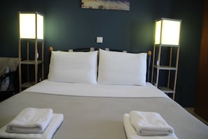 Quarto casal básico, sacada, vista para a piscina