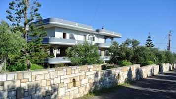 Apartamento básico, sacada, vista para a praia | Fachada