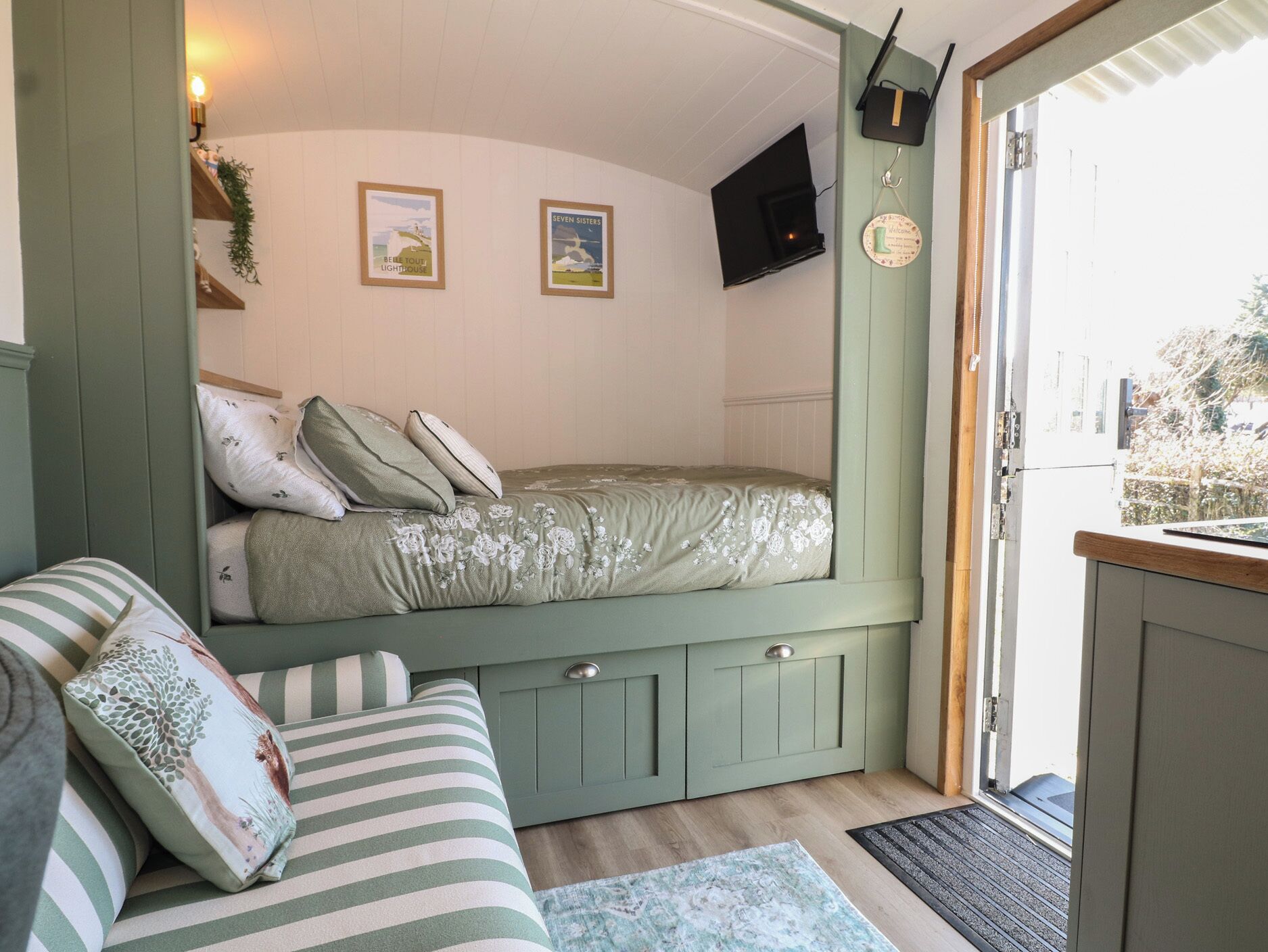 Salthaven  Shepherds Hut, Pet Friendly, With A Garden In Pevensey Bay - Eastbourne