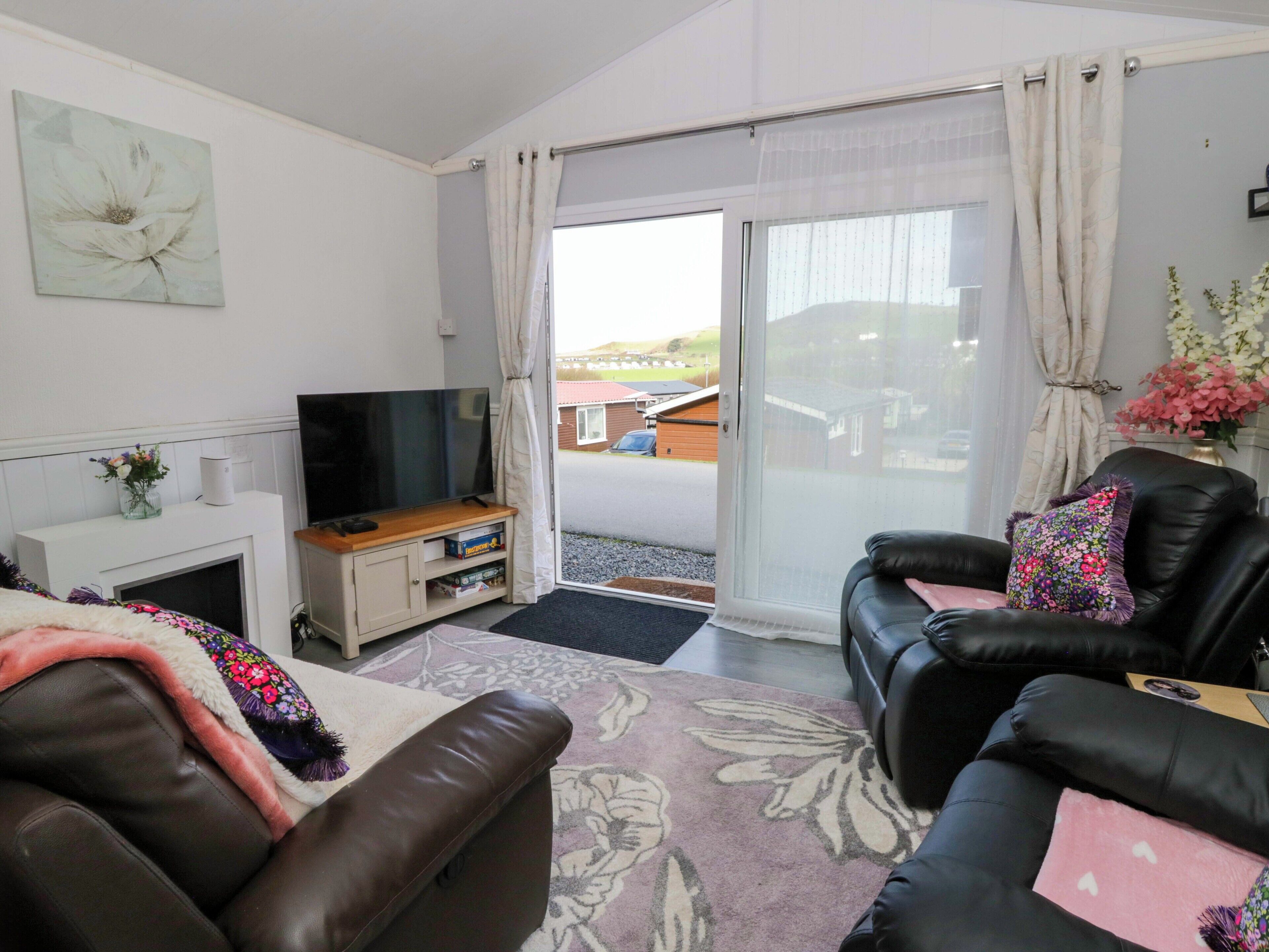 The Comfort Den, Pet Friendly, Country Holiday Cottage In Aberystwyth - Aberystwyth