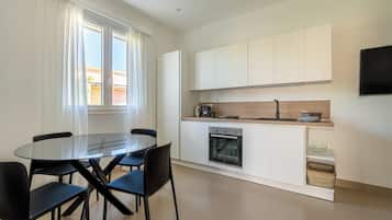 Apartamento, 1 quarto, varanda | Cozinha privada | Uma máquina de café expresso, uma cafeteira/bule